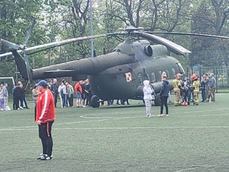 Wojskowy śmigłowiec wylądował na boisku w dzielnicy Zaborze - W Zabrzu Wojskowy śmigłowiec wylądował na boisku w dzielnicy Zaborze - W Zabrzu